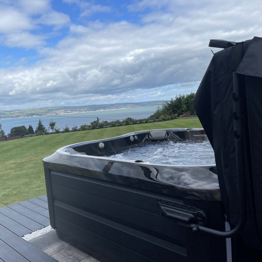 Jacuzzi® J-335™ hot tub | Comfort hot tub with compact lounge seat ...